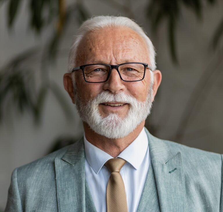 17 Modern Ways to Style a Gray Beard — Beard Style